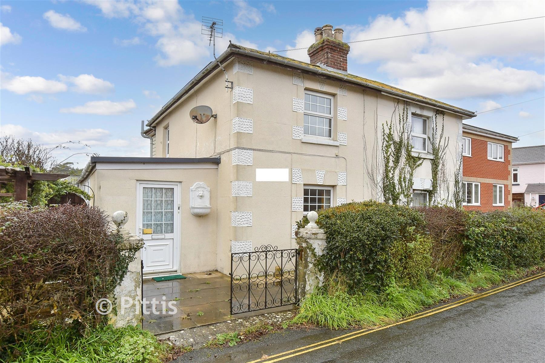 Semi Detached House for sale with 2 bedrooms in Cross Road, Lake ...