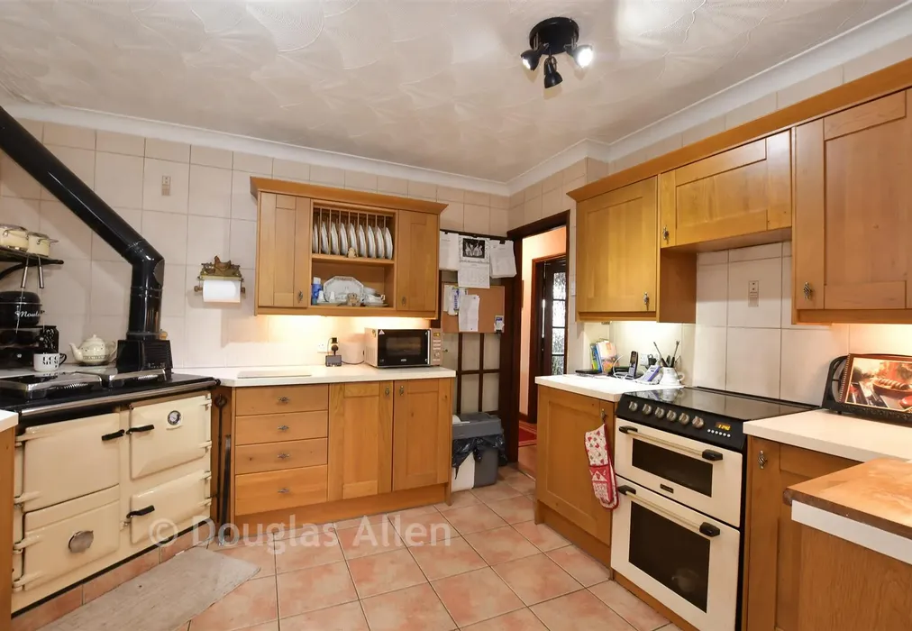 Chalet for sale with 3 bedrooms in Southend Road, Corringham, Stanford ...