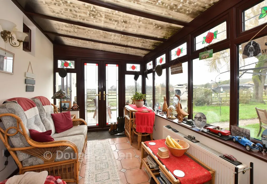 Chalet for sale with 3 bedrooms in Southend Road, Corringham, Stanford ...